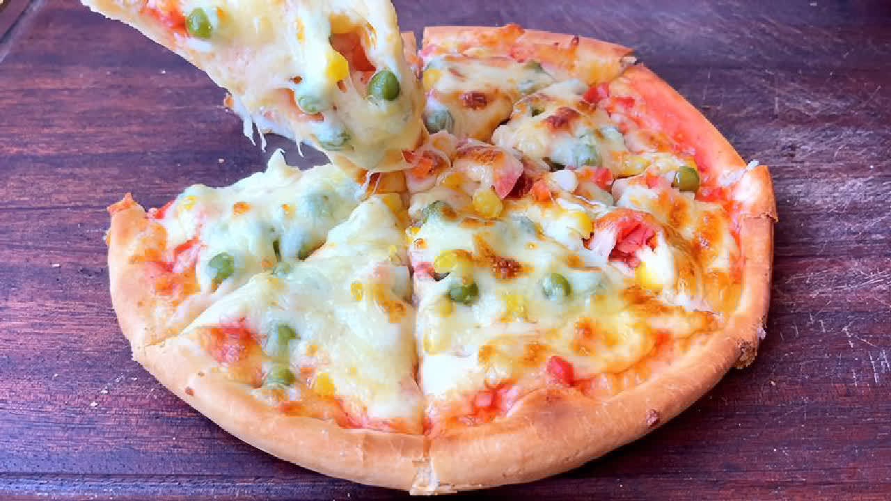 家庭版披萨的做法,比外面卖的还要好吃,做法简单一学就会