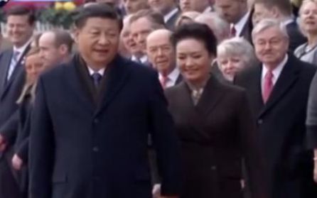 习近平夫妇牵手迎接特朗普夫妇