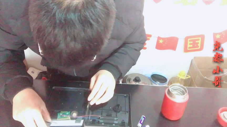 小哥充当修理工在店里维修计算器,看着架势有模有样结果打脸啦!