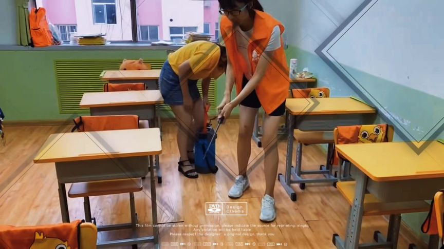 最近感冒的挺多的,放学后老师们全面消毒杀菌