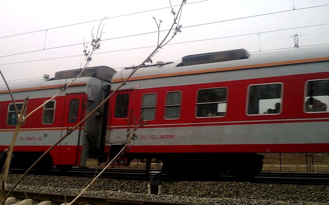 曾经的2727次列车快速通过林盛堡(2015年4月)