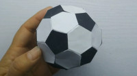 立体逼真的足球折纸教程来了，喜欢足球的赶紧动手做一个当模型吧