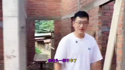 大山把信号放大器放在室内客厅位置,阿诗进来后一点都不卡了