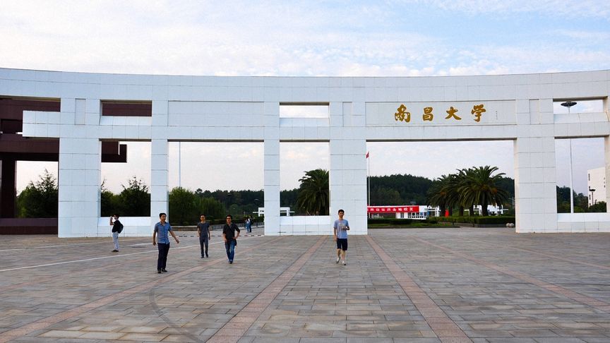 中国最气派的大学校门,是位于哪所高校里面呢?今天终于知道