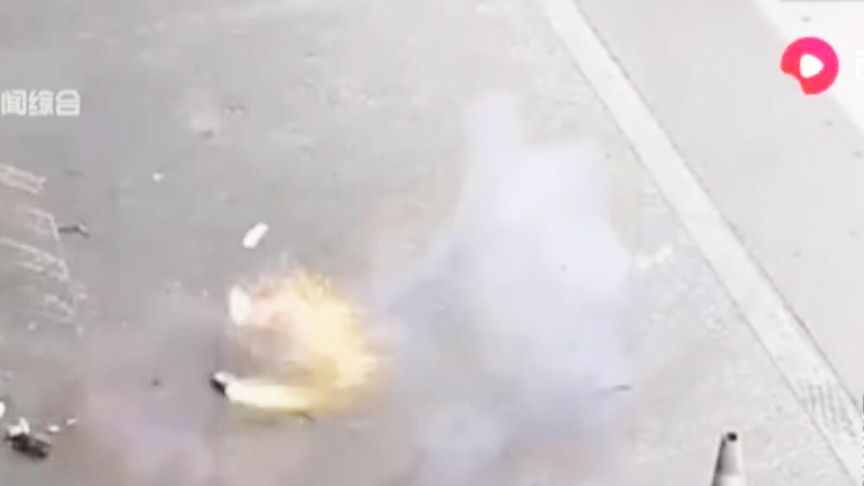 出行需谨慎携带充电宝!背包内充电宝突爆炸燃烧,女游客被吓坏