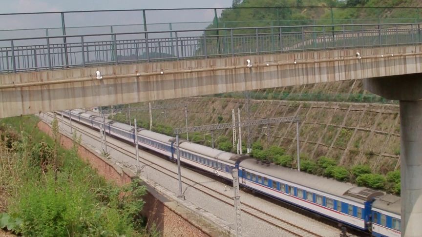 2011年8月 重庆北——武汉T258次列车通过蔡家车站