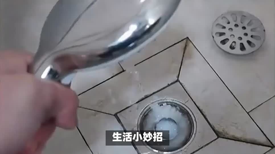 蹲厕堵住了冲不下去怎么办?这个方法轻松解决烦恼!