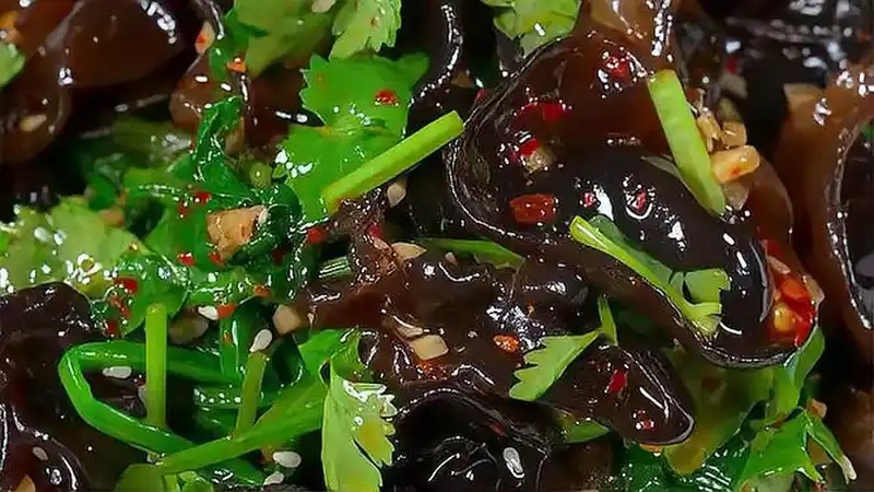 天热要是不想吃饭,那就试试这个凉拌黑木耳,脆爽解腻又好吃