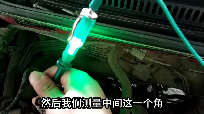 老吴用一个试灯,来测试三线点火线圈,三根线的好坏,及工作原理