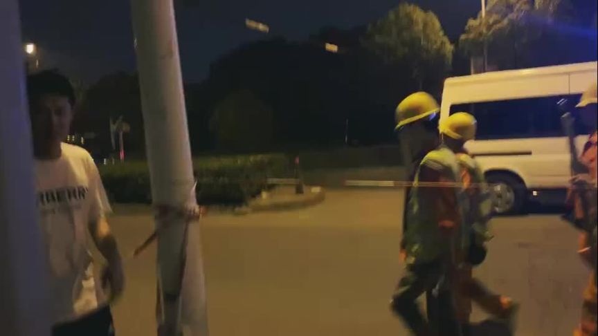 #无锡高架坍塌 23点50分,市民散去,留下工人和救援车