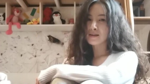 小姐姐在家中一展歌喉,当歌声传来的那一刻,我立刻设置了单曲循环播放!