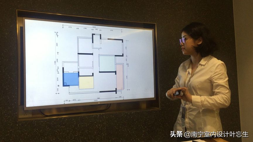 美女设计师在为我们讲解户型平面方案ߘ