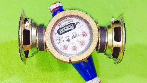 把水表卡在2块磁铁的中间,本来以为水表会停下来,没想到会这样