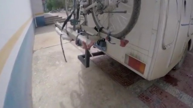 房车自行车架改造,可以放小电动车,不知道这么改造违法不?