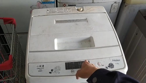 海尔波轮洗衣机脱水撞桶晃动剧烈,海尔洗衣机吊杆一换立马修复