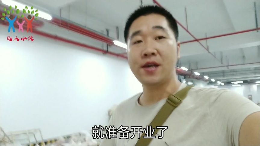 开业倒计时三天,小伙从早晨六点一直忙到晚上九点,累了喝啤酒