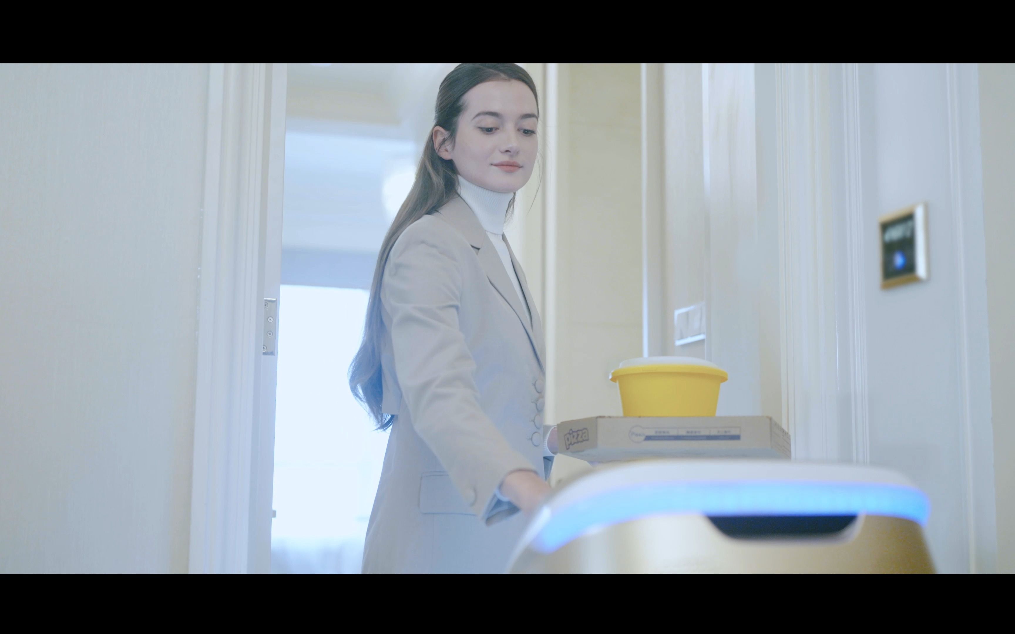 酒店机器人送餐怎么坐电梯?住户怎么取餐?擎朗酒店机器人给你全新的...