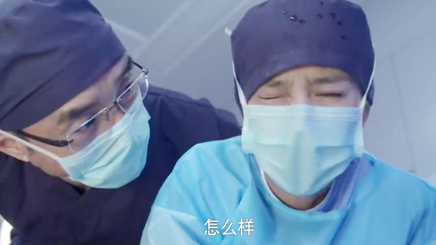 产妇患有HIV,手术过程出现意外,女医生冒感染风险推开受伤主任
