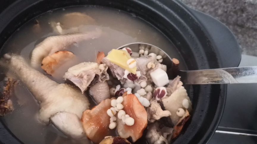 五指毛桃搭配土茯苓煲汤,汤浓美味,去湿,我家一周煲两次