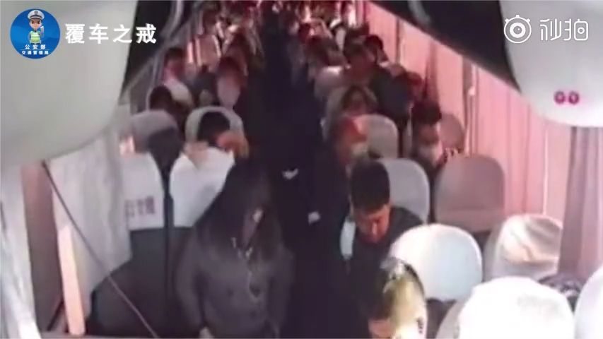 乘坐大客车,一定要系好安全带。