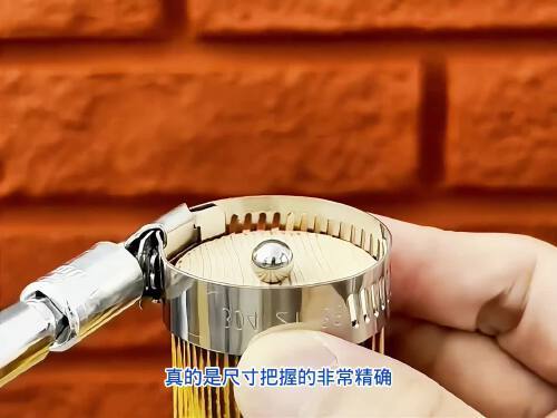 老电工凭借一颗钢珠定位,打败很多专业木工,这尺寸竟然这么准确