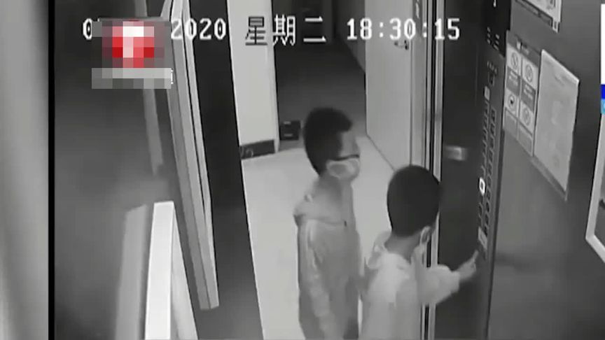 日常生活安全警示案例:两名熊孩子在乘电梯扒电梯门