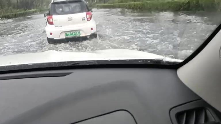 #雨天行车注意安全 这雨可得劲