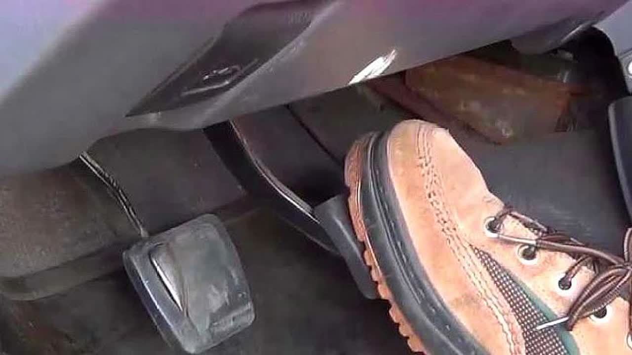 "刹车"和"离合"能不能同时踩?后悔现在才知道