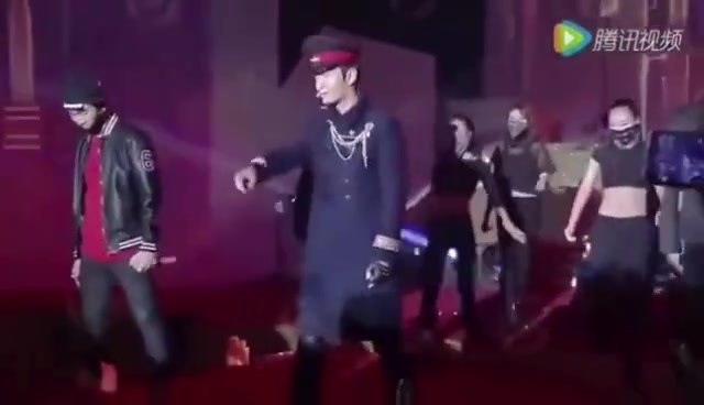黄晓明在婚礼现场为Angelababy跳偶像Bigbang的舞蹈,baby的表情笑...