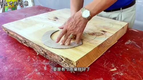 小伙用木头制作了木桌