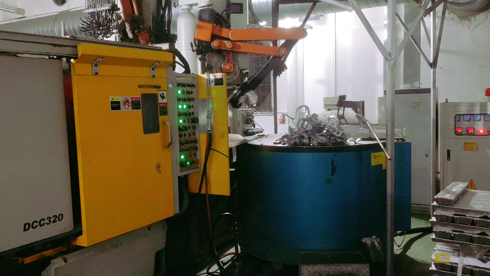力劲DCC320压铸机