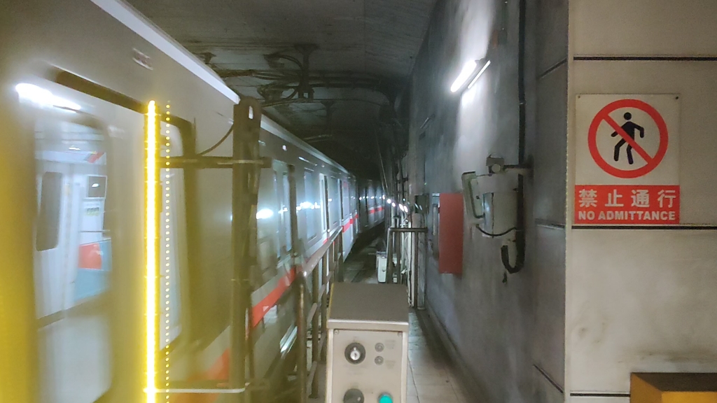 【上海地铁】1号线01A06架修钢铁侠163上海南站晚高峰出库进站载客...