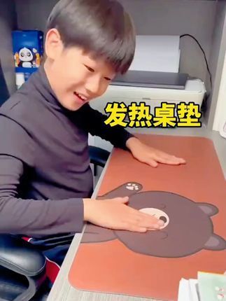 冬天学习办公,可以在桌上铺个暖桌垫 ,这样就再也不怕冻手了,还能保护...