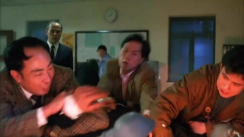 影视:匪徒在警察局打警察,律师还要控告警察,这是什么世道