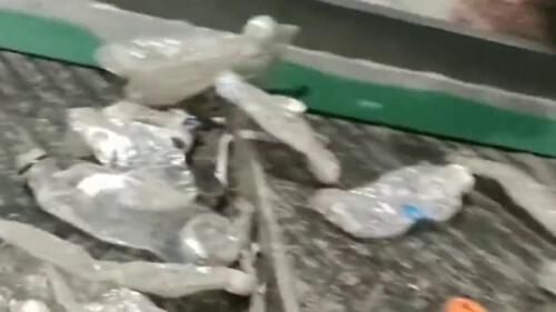回收的废品废塑料都要经过加工,然后就可以二次利用了,非常环保!