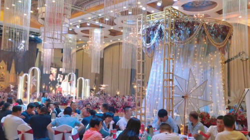 婚礼上的舞狮表演你太精彩,宝宝大眼睛盯着看都入神了,饭都不吃