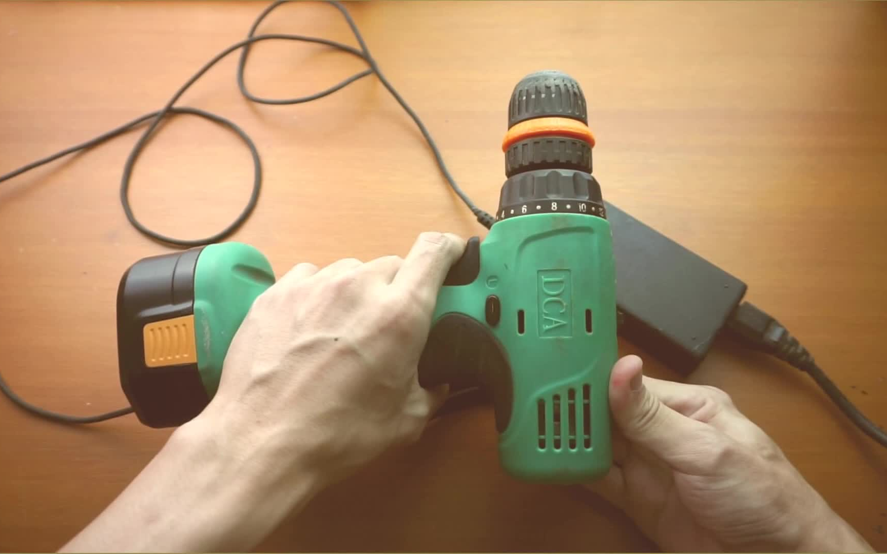 电转螺丝刀电池坏掉了没关系,教你改造成旧笔记本电脑的电源适配器...