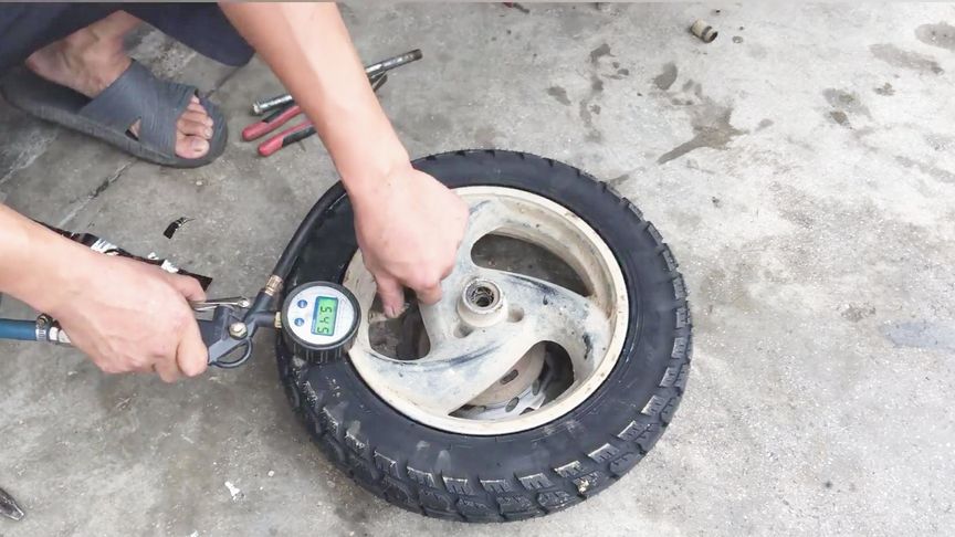 电动车安装真空胎,靠的是技巧而不是蛮力,这样安装耐用又不漏气