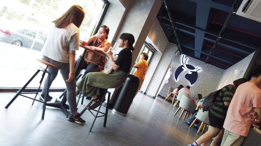 华南师范大学校园内开出第一家瑞幸咖啡,周二下午90%都是女生