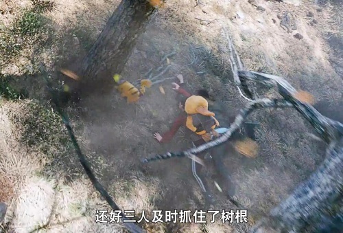 为了躲避掉落的巨石,几人只能在大树中跳跃!电影:大侦探皮卡丘