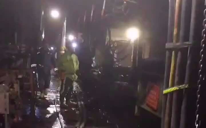 综采工作面顺槽 ,桥式转载机