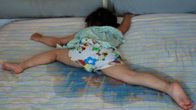 孩子频繁尿床是因为啥?其实不能全怪他,也有可能是疾病找上了娃