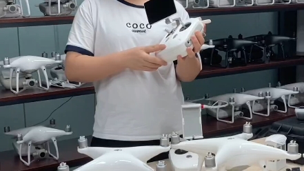 大疆精灵4系列无人机你喜欢普控还是带屏控呢#无人机航拍 #无人机...