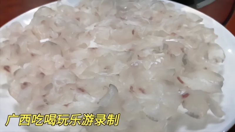 凤凰传奇在《时光音乐会》推荐的过年菜是鱼生,来看看南宁的鱼生