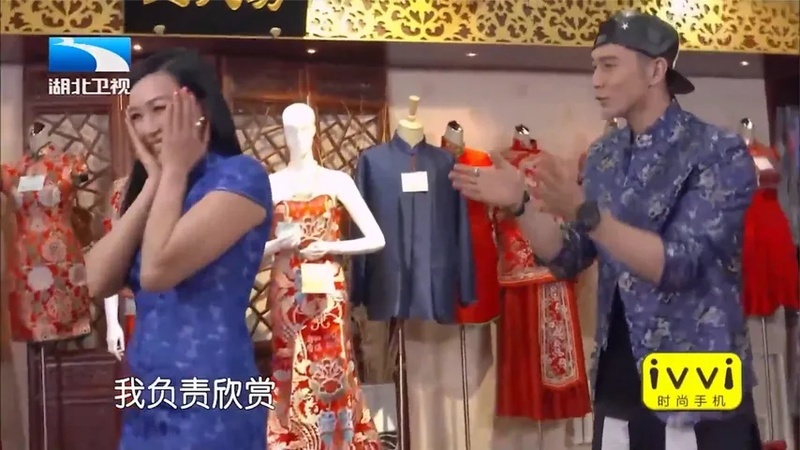 张伦硕看见钟丽缇穿旗袍都傻了,感觉口水都快流出来了!