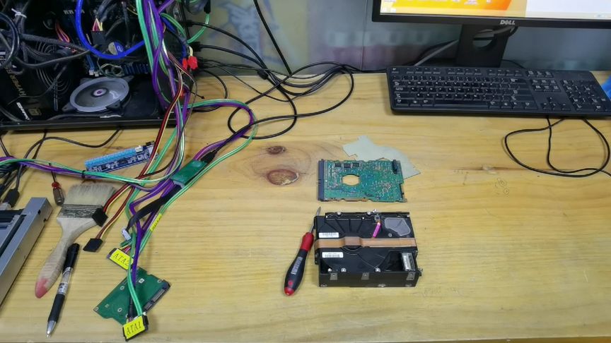 30年多年的硬盘大家见过吗,ibm服务器硬盘拆解过程(视频二)