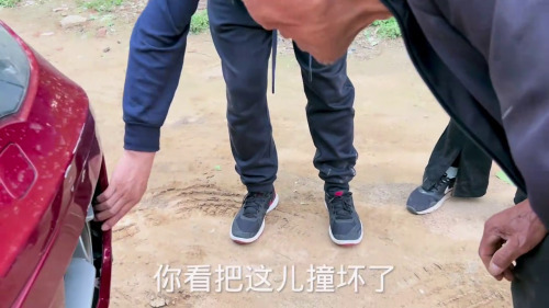 强哥汽车被撞坏,常输拿工具主动上门维修,效果独一无二真结实