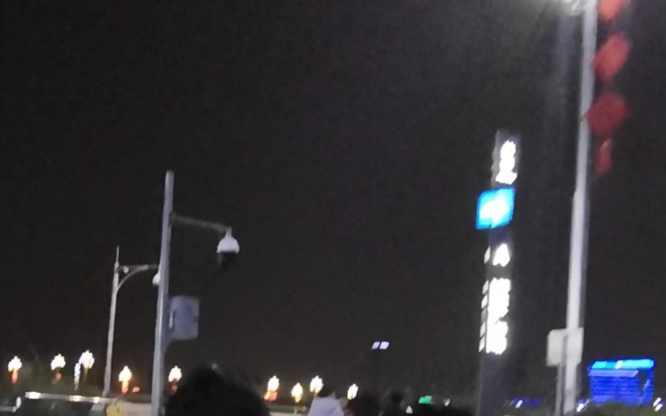 夜晚,逛完了环球中心,我也会来到成都地铁1号线的锦城广场站。在这坐...