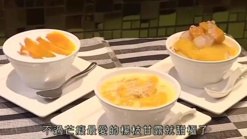 路边生长二十年芒果树硕果累累,果树主人做甜品给街坊品尝好有爱