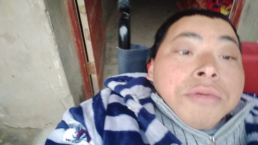 这个残疾人,一大早不顾家人的反对要起来拍视频父母都说很无奈